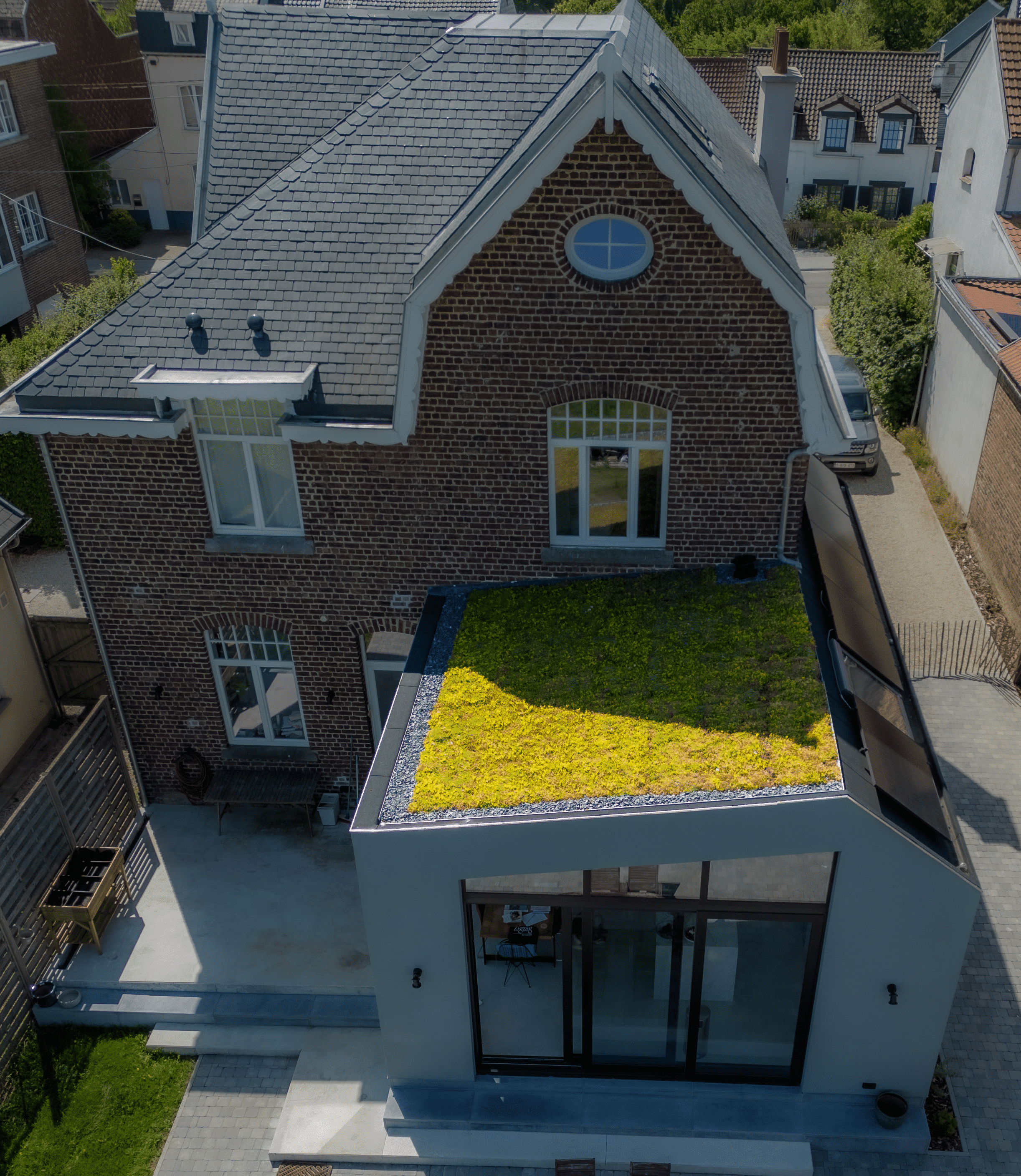 Végétalisation extensive d'une toiture plate de 25m2 sur une nouvelle extension de maison - Ecobuild